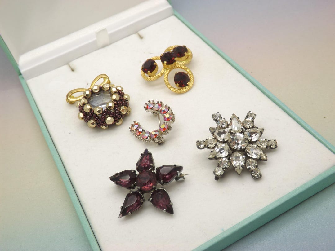 A Group of Five Mixed Design and Age Vintage Jewelry Brooches in ...