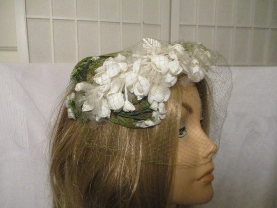 1950's veiled fascinator capulet olive green with whi… - Gem