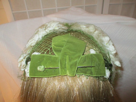 1950's veiled fascinator capulet olive green with whi… - Gem