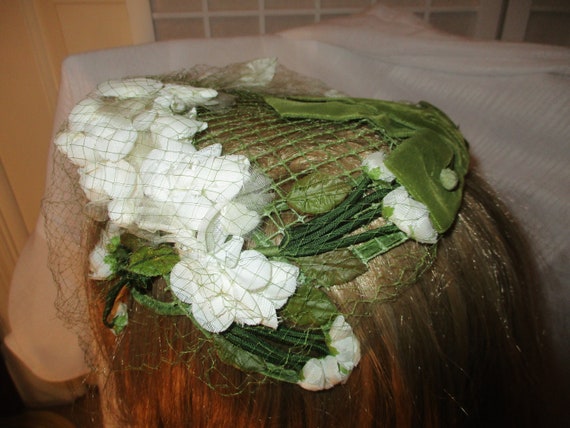 1950's veiled fascinator capulet olive green with whi… - Gem