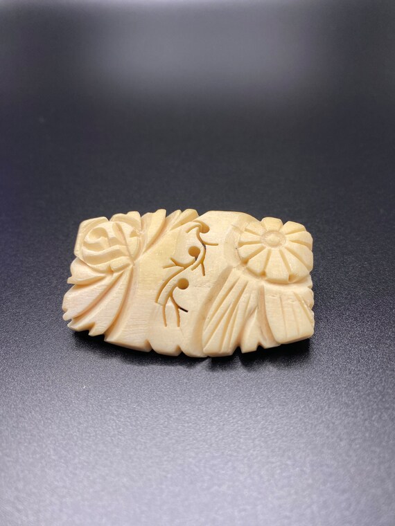 carved bone flower brooch - Gem