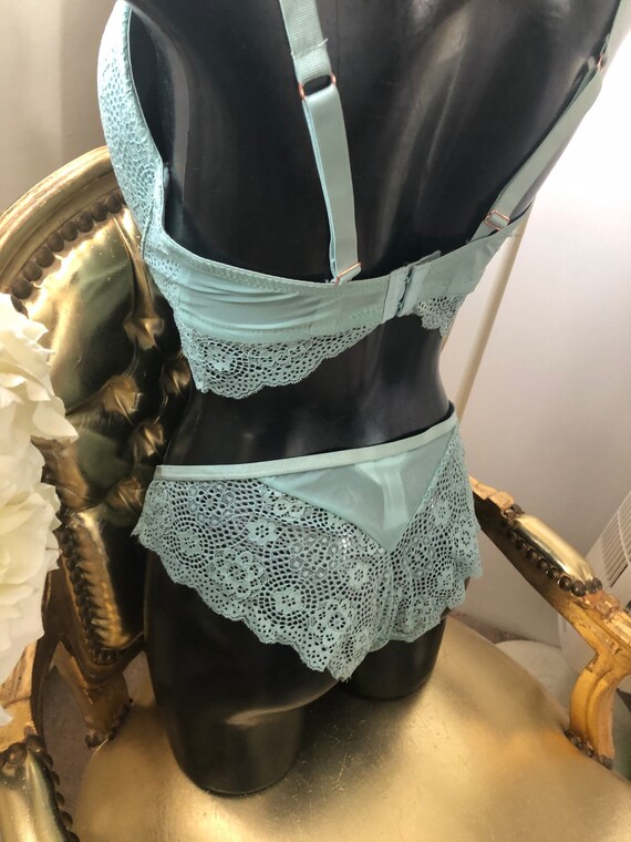 Pale mint green lace bra and panties set size U.K./US… - Gem