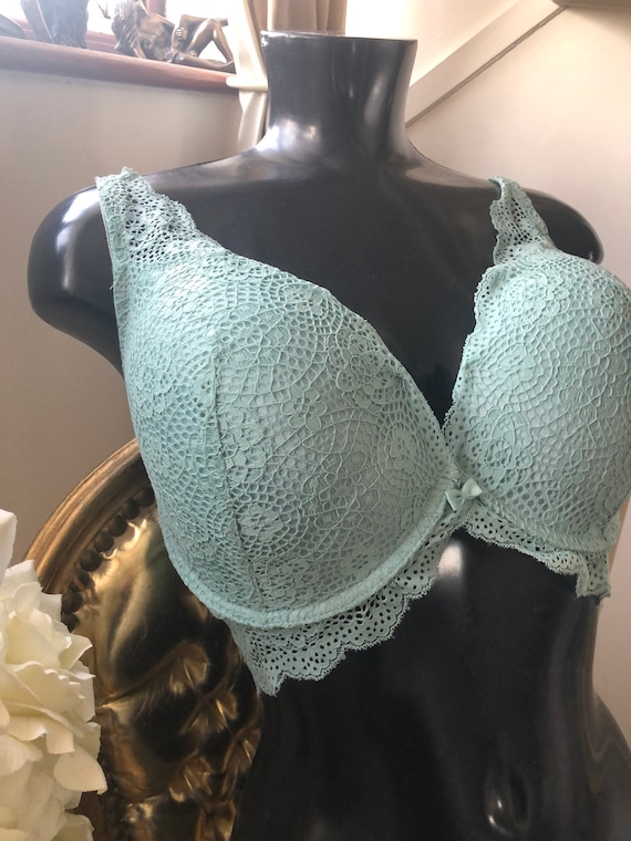 Pale mint green lace bra and panties set size U.K./US… - Gem