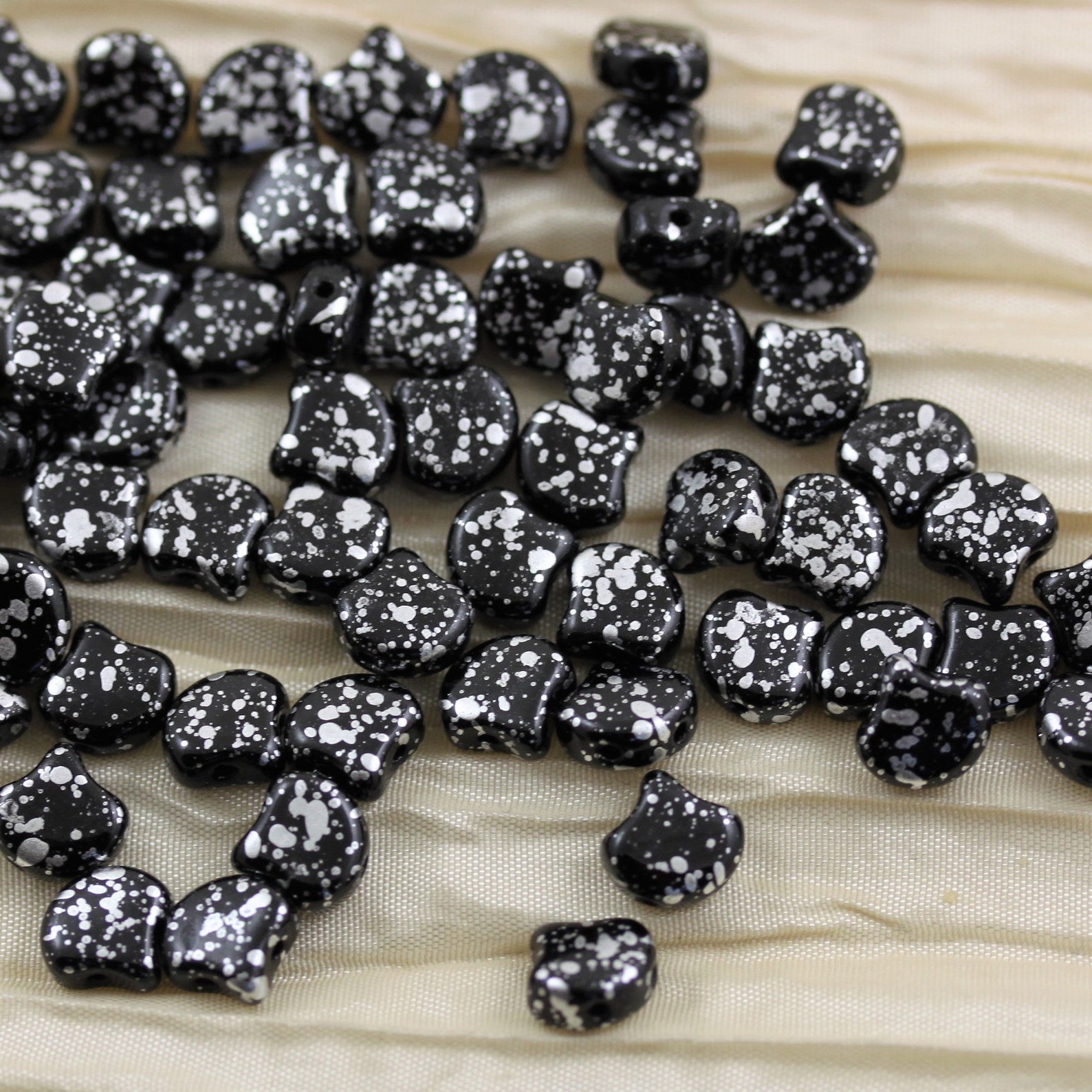 NEW 10gm 7.5x7.5mm Jet Silver Splash 2-hole Ginkgo Leaf Czech | Etsy