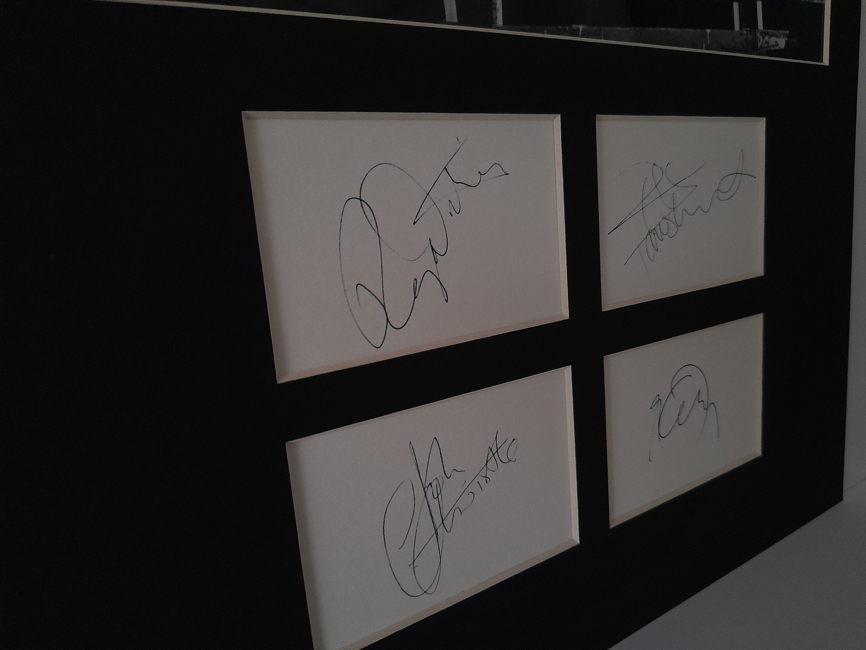 THE WHO AUTOGRAPH Photo Display Roger Daltrey Pete Townshend Keith Moon ...