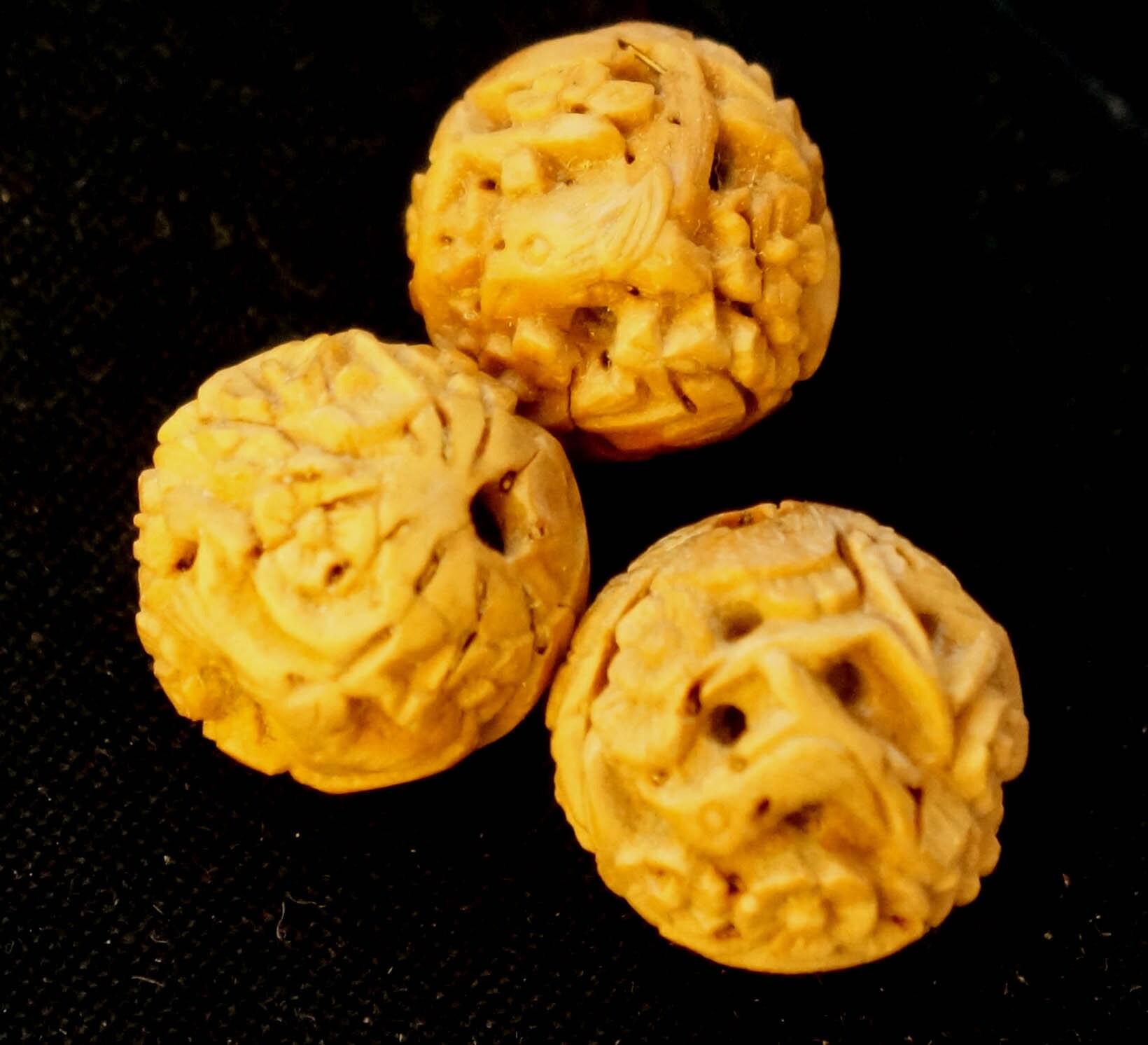 1 Vintage Hand Carved Peach Pit,floral Motif, 13mm . - Etsy