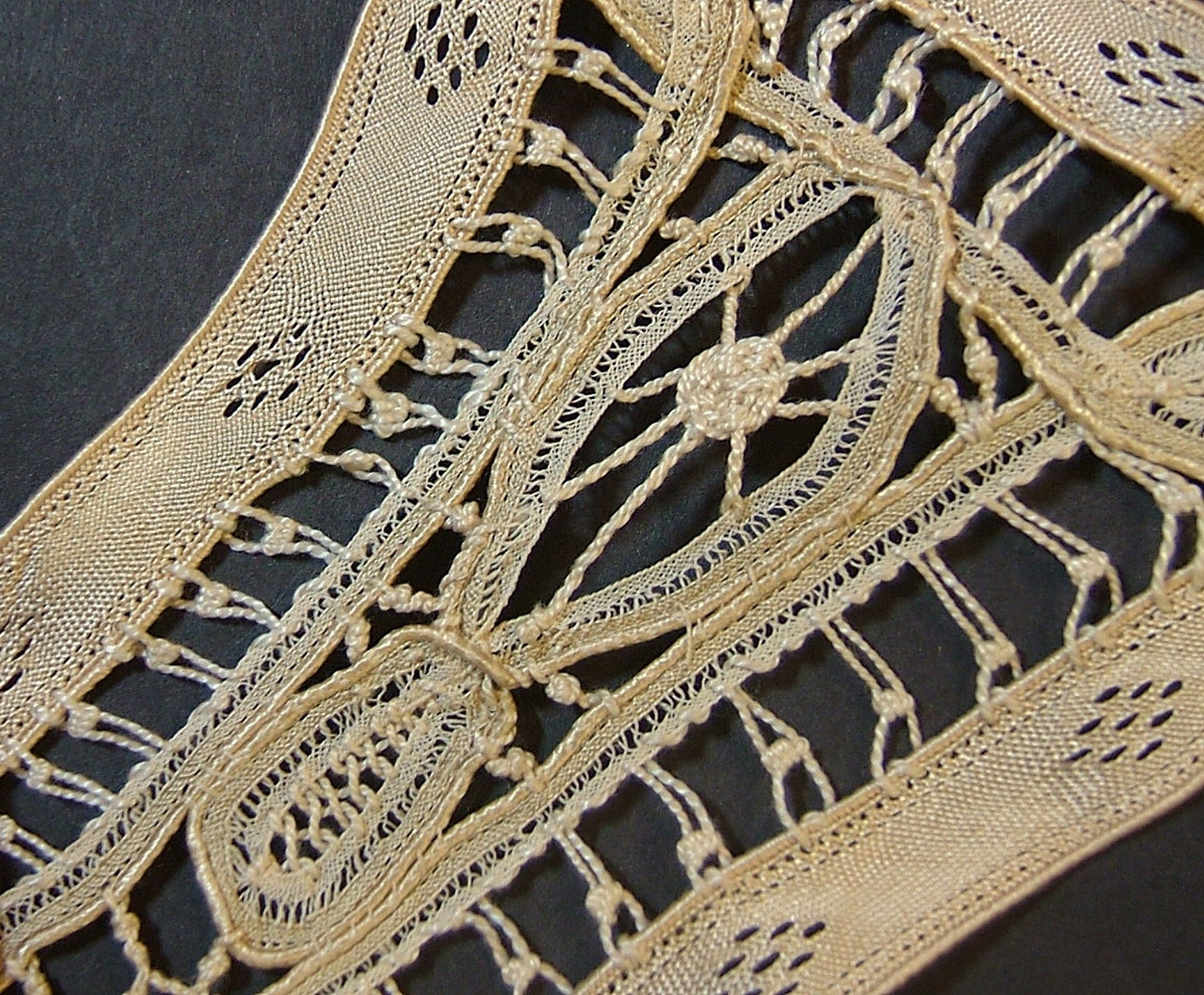 Large Victorian Lace Neck or Collar Piece, 10.5 Inches From Neck Edge ...