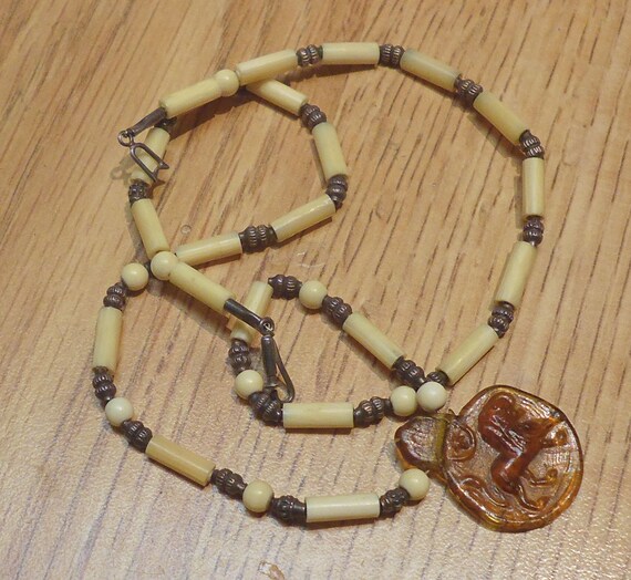 Ancient Roman, 100 AD. glass pendant, lion image, 24x… - Gem