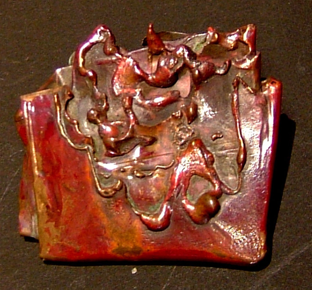 Broche de cobre doblado, único, firmado por Jonathan Winter. 39x42 mm ...
