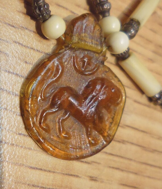 Ancient Roman, 100 AD. glass pendant, lion image, 24x… - Gem