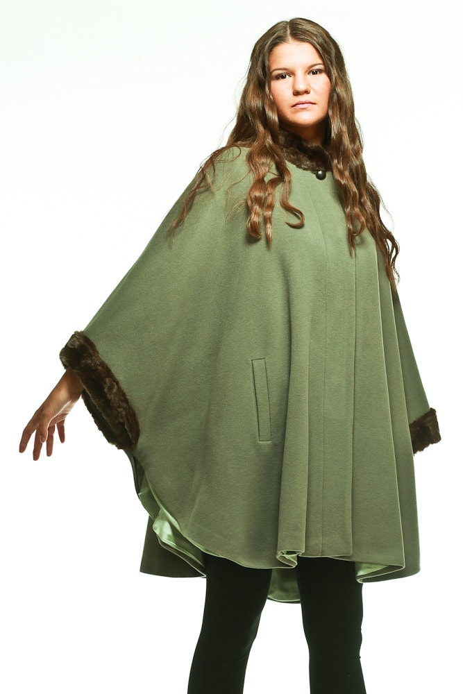 Damen Cape Mantel mit Kunstfell Bündchen und Hals in Waldgrün, Wolle ...