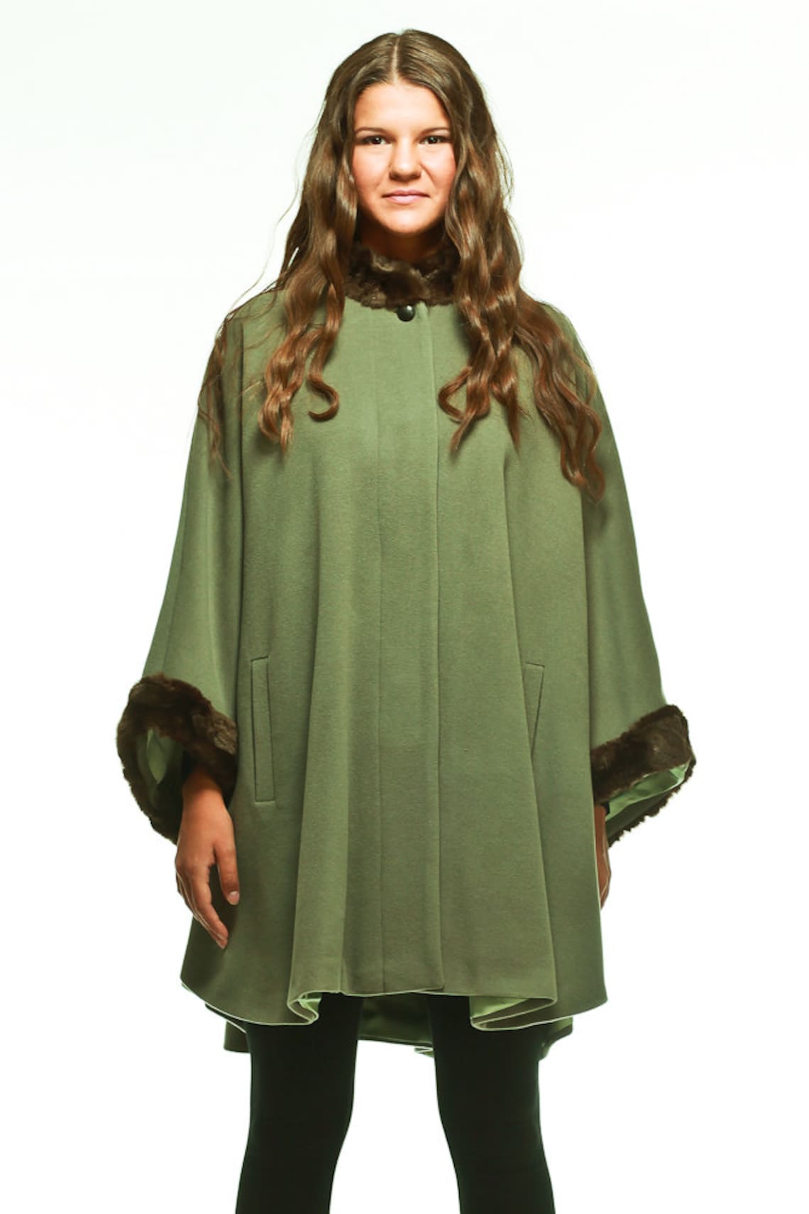 Damen Cape Mantel mit Kunstfell Bündchen und Hals in Waldgrün, Wolle ...
