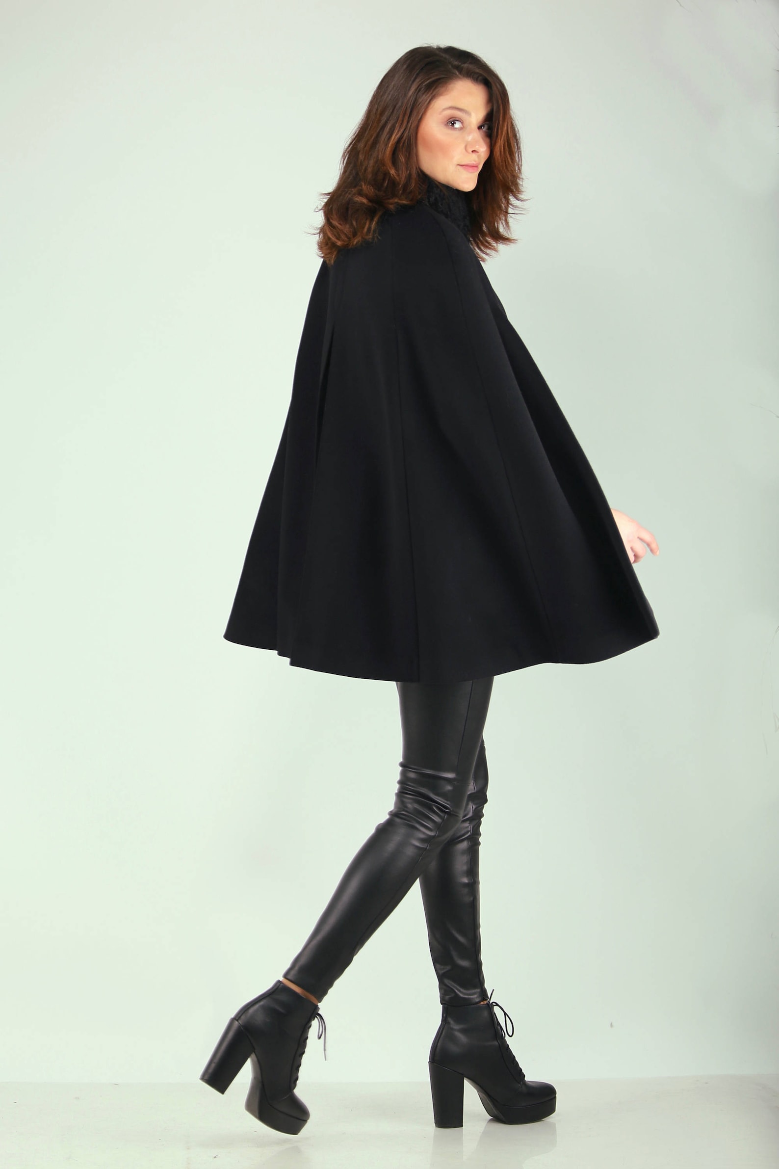 Eleganter handgemachter Cape-Mantel aus Wolle und Kaschmir ...