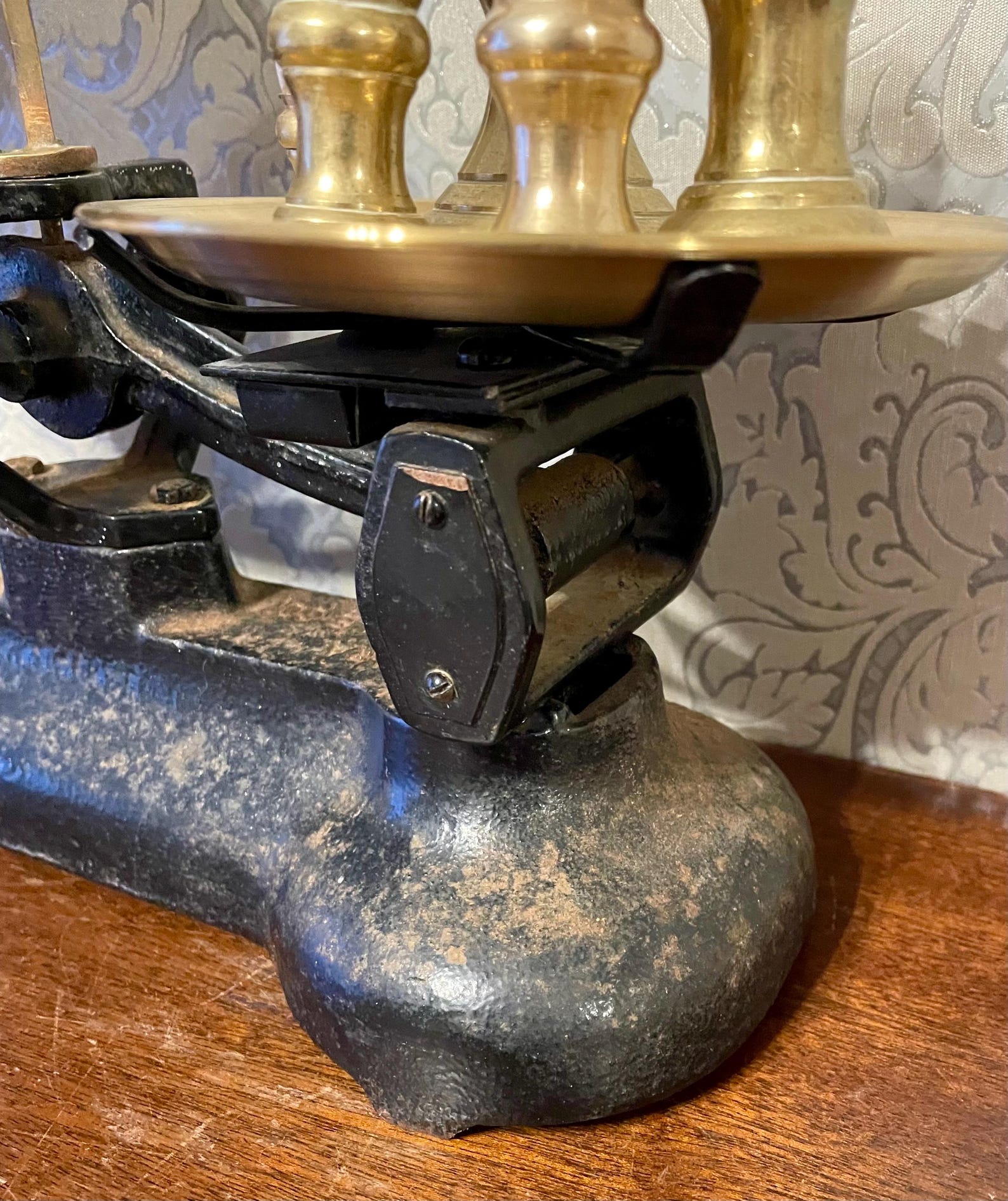 Vintage Libra Large Rustic Scales With Brass Pans and 5 Brass Weights ...