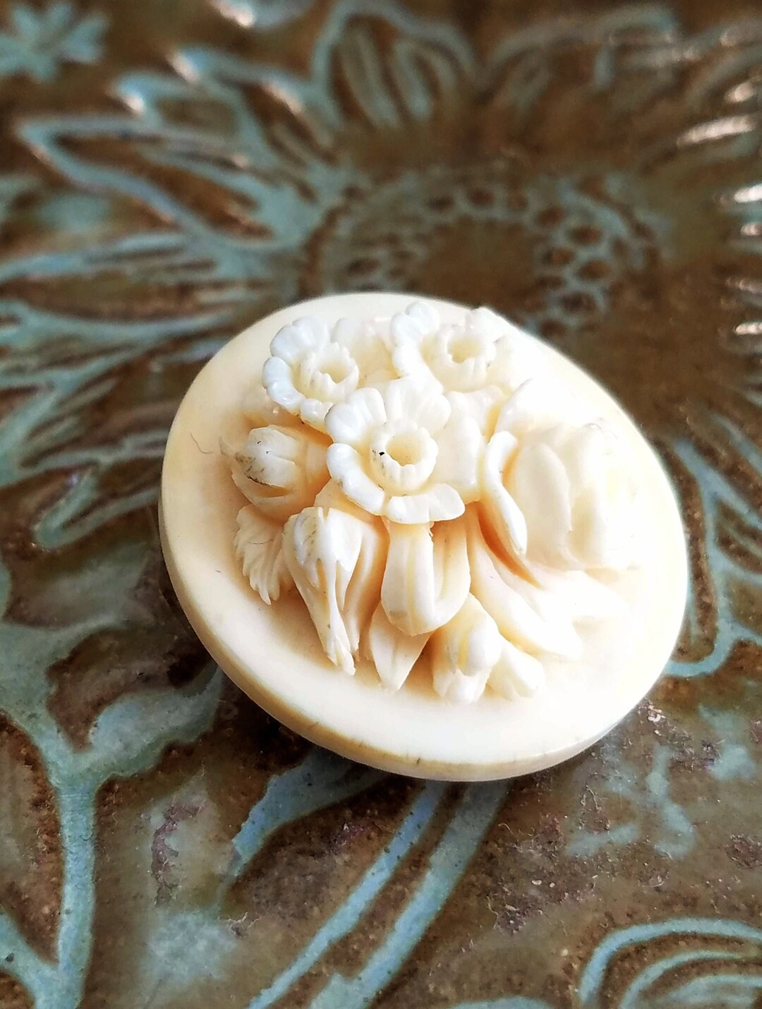 Bakelite? Flower Brooch~beige Carved Flower Pin 28mm~mid-century Nature ...