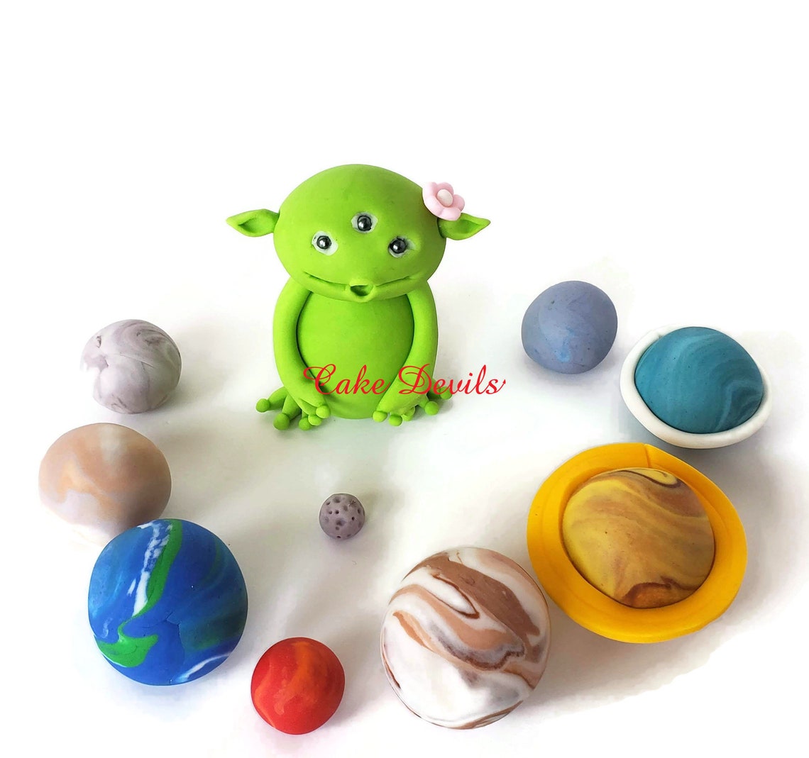 Fondant Alien and Planets Cake Toppers, Galaxy Cake, Space Explorer ...