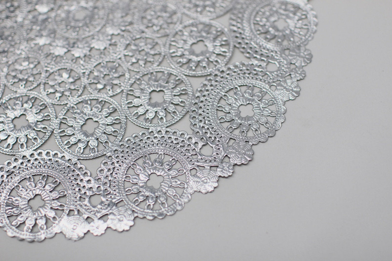 100 Metallic Silver 12 Round Medallion Doilies. Foil - Etsy