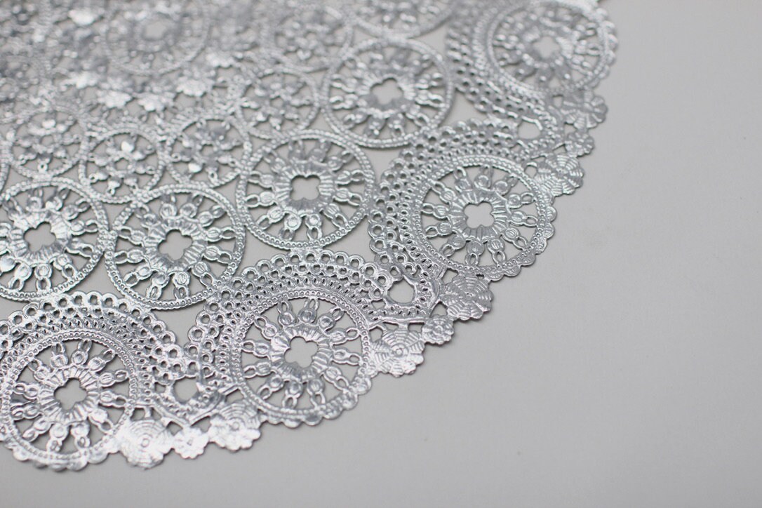 100 Metallic Silver 12 Round Medallion Doilies. Foil - Etsy