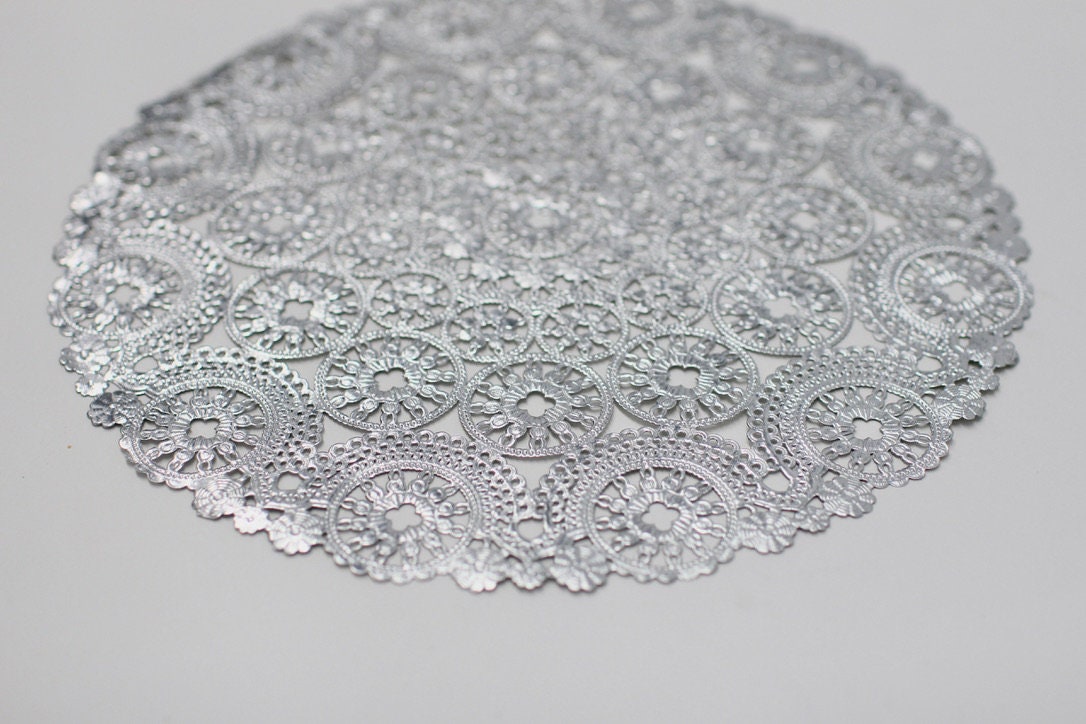 100 Metallic Silver 12 Round Medallion Doilies. Foil - Etsy
