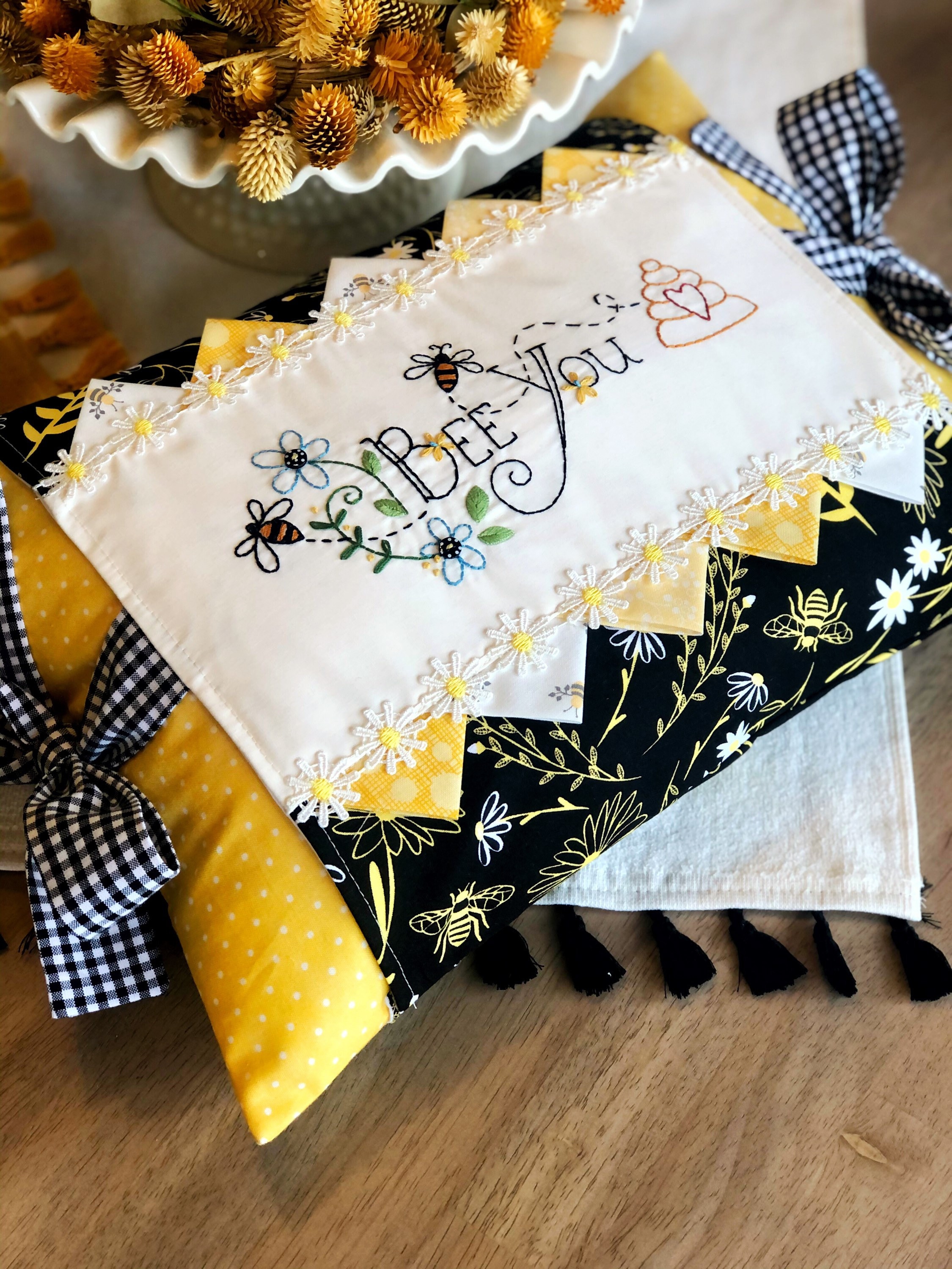 Bee Embroidery Pillow Cover Pattern, Floral Decor (PDF Pattern) - Etsy