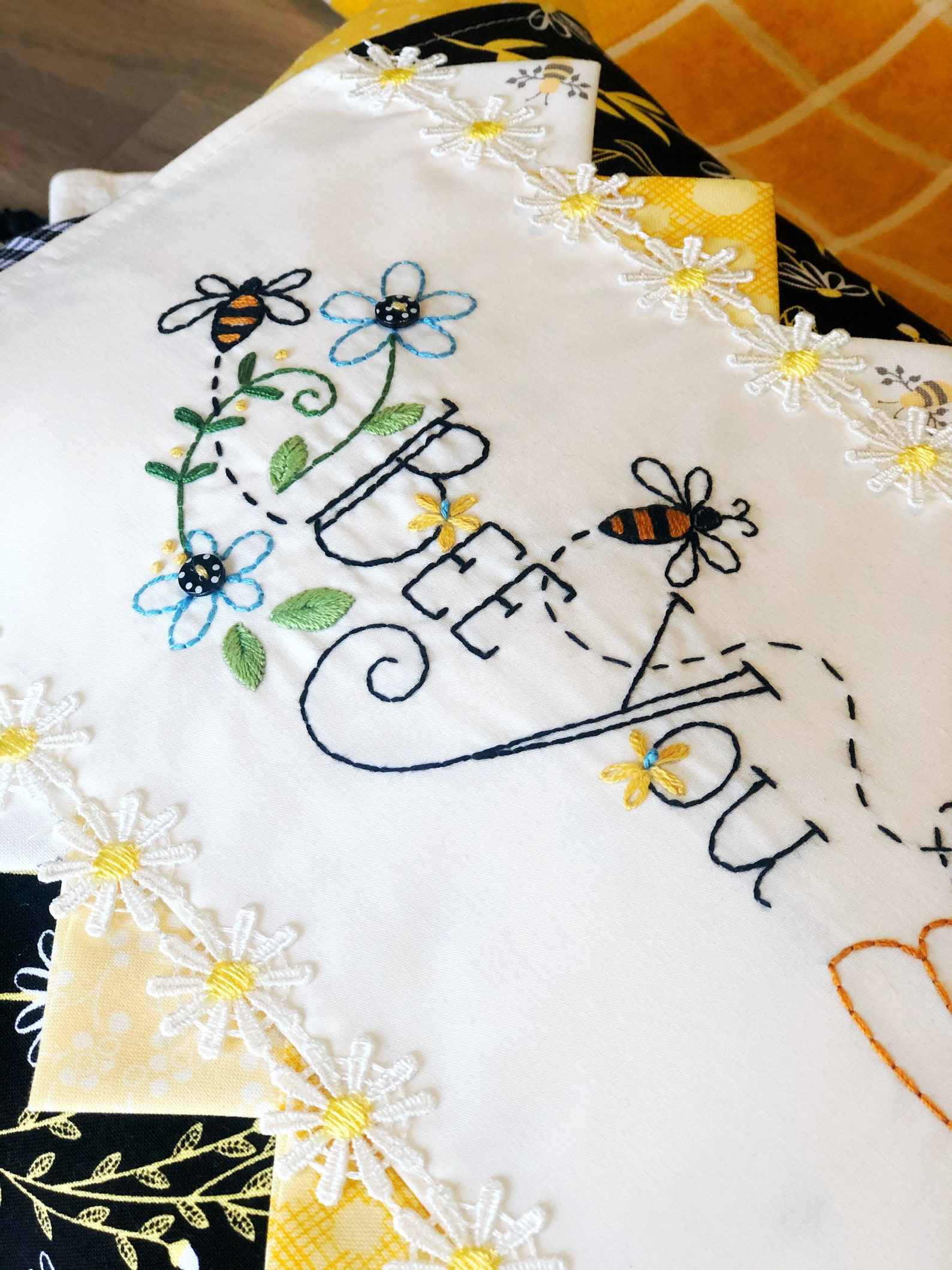 Bee Embroidery Pillow Cover Pattern, Floral Decor (PDF Pattern) - Etsy