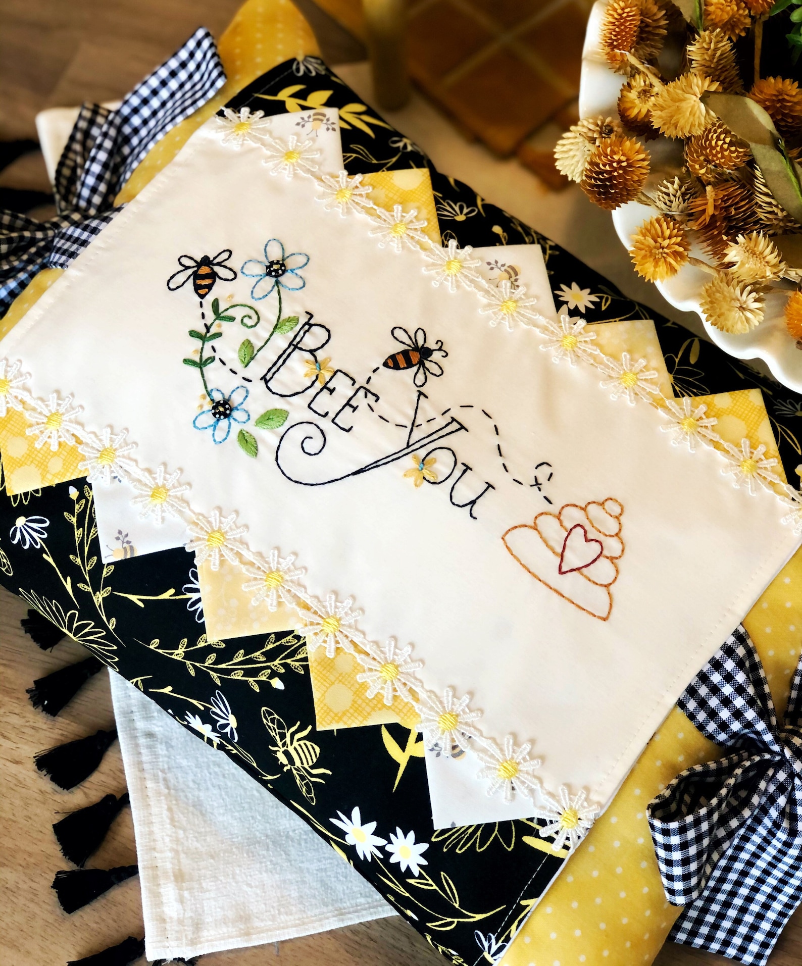 Bee Embroidery Pillow Cover Pattern, Floral Decor (PDF Pattern) - Etsy