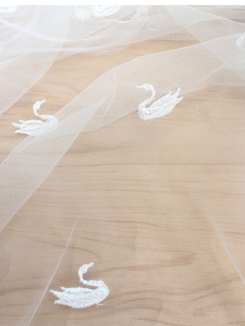 Beau tulle brodé de cygnes, tissu en tulle blanc cassé élégant pour ...