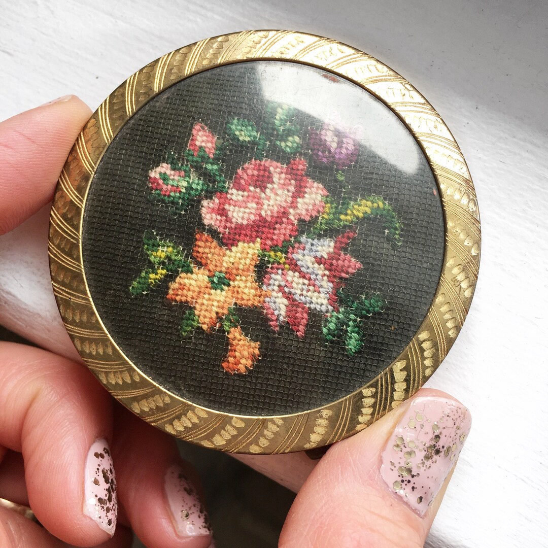 Midcentury Floral Needlepoint Compact, Petite Point Make up Compact. - Etsy