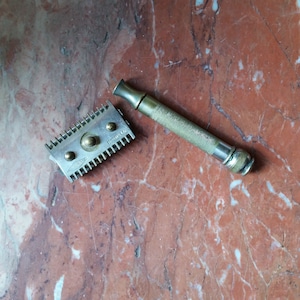 WW1 GILLETTE SAFETY RAZOR, Brass, Open Comb and Double Edged Blade ...