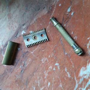 WW1 GILLETTE SAFETY RAZOR, Brass, Open Comb and Double Edged Blade ...