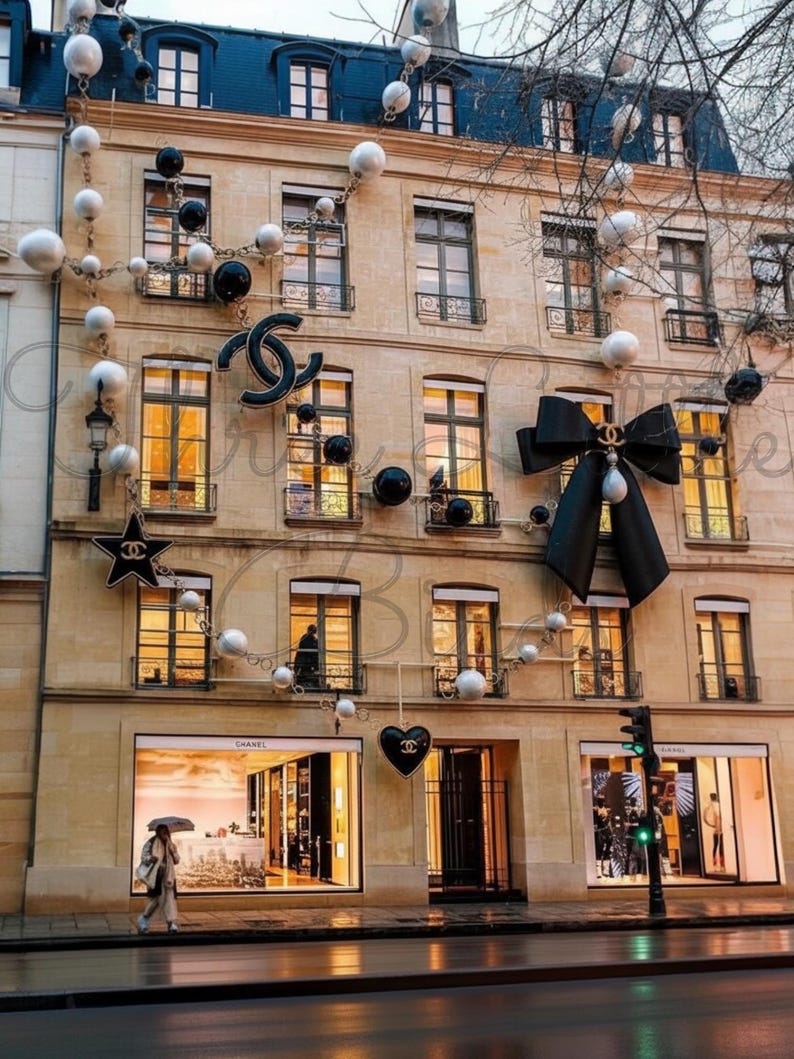 Christmas in Paris Channel Building, Channel Building at Christmas Time ...