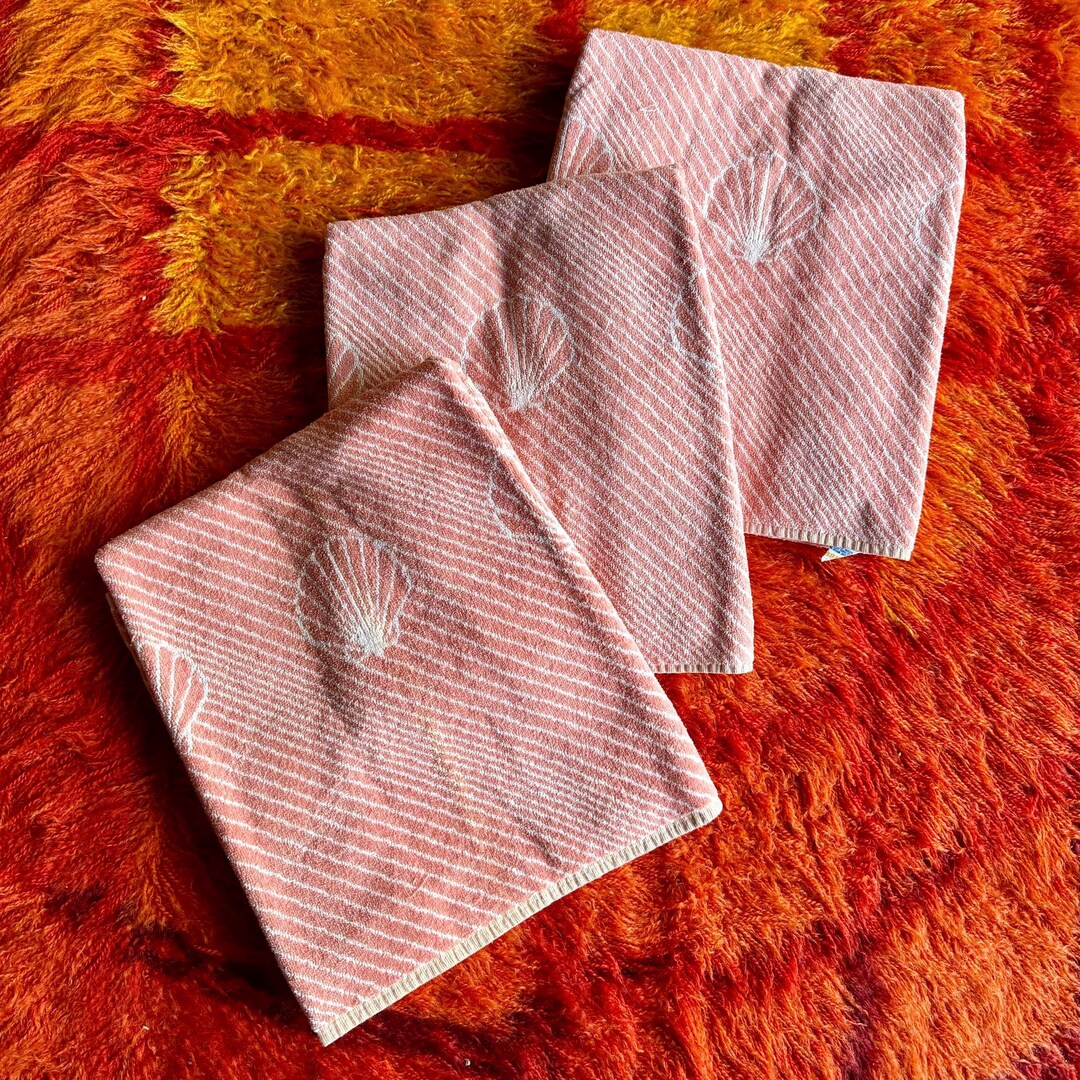 Vintage Peach & White Seashell Print Bath Towel Set / Set of Vintage ...