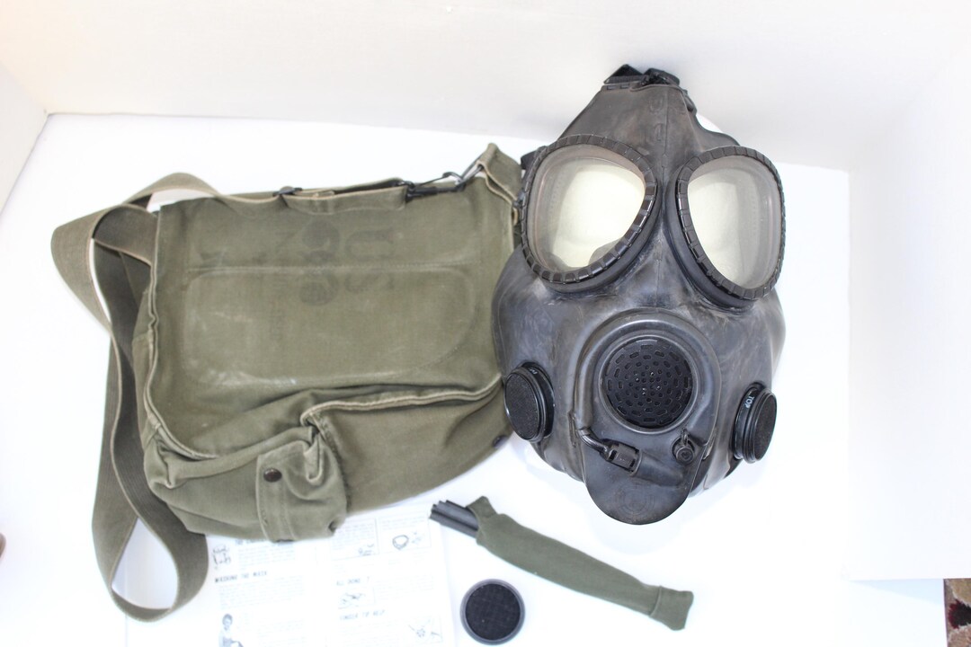 Vintage 1972 Vietnam Era US Army Issue Gas Mask & Cool Olive Green ...