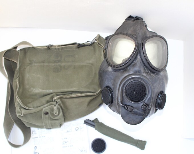 Vintage 1972 Vietnam Era US Army Issue Gas Mask & Cool Olive Green ...