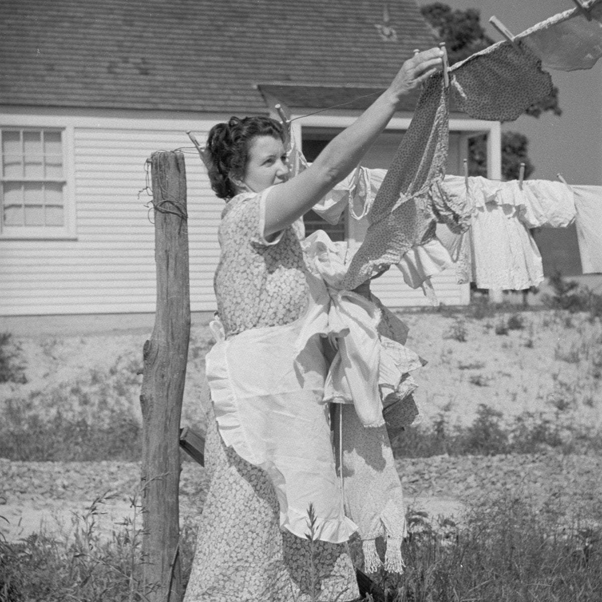 8 in Instant Download Vintage Image Lady Hanging Laundry on Clothesline ...