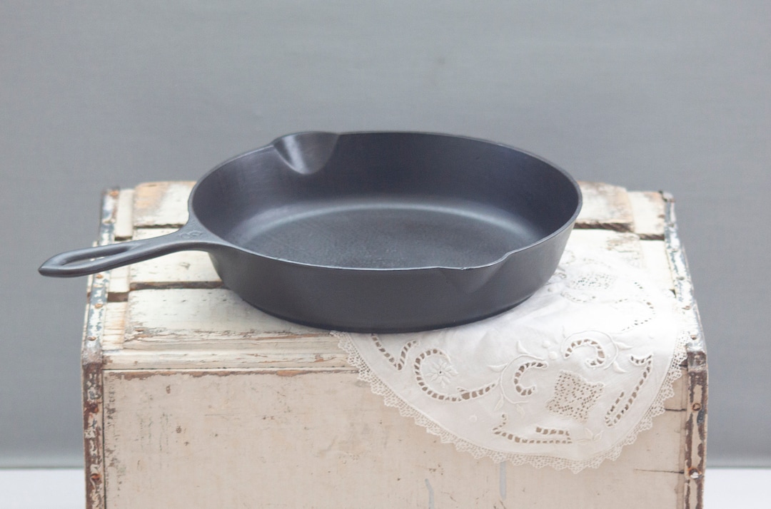 Beautiful #8, 10-1/4" Pointy Handle Skillet With Heat Ring in Excellent ...