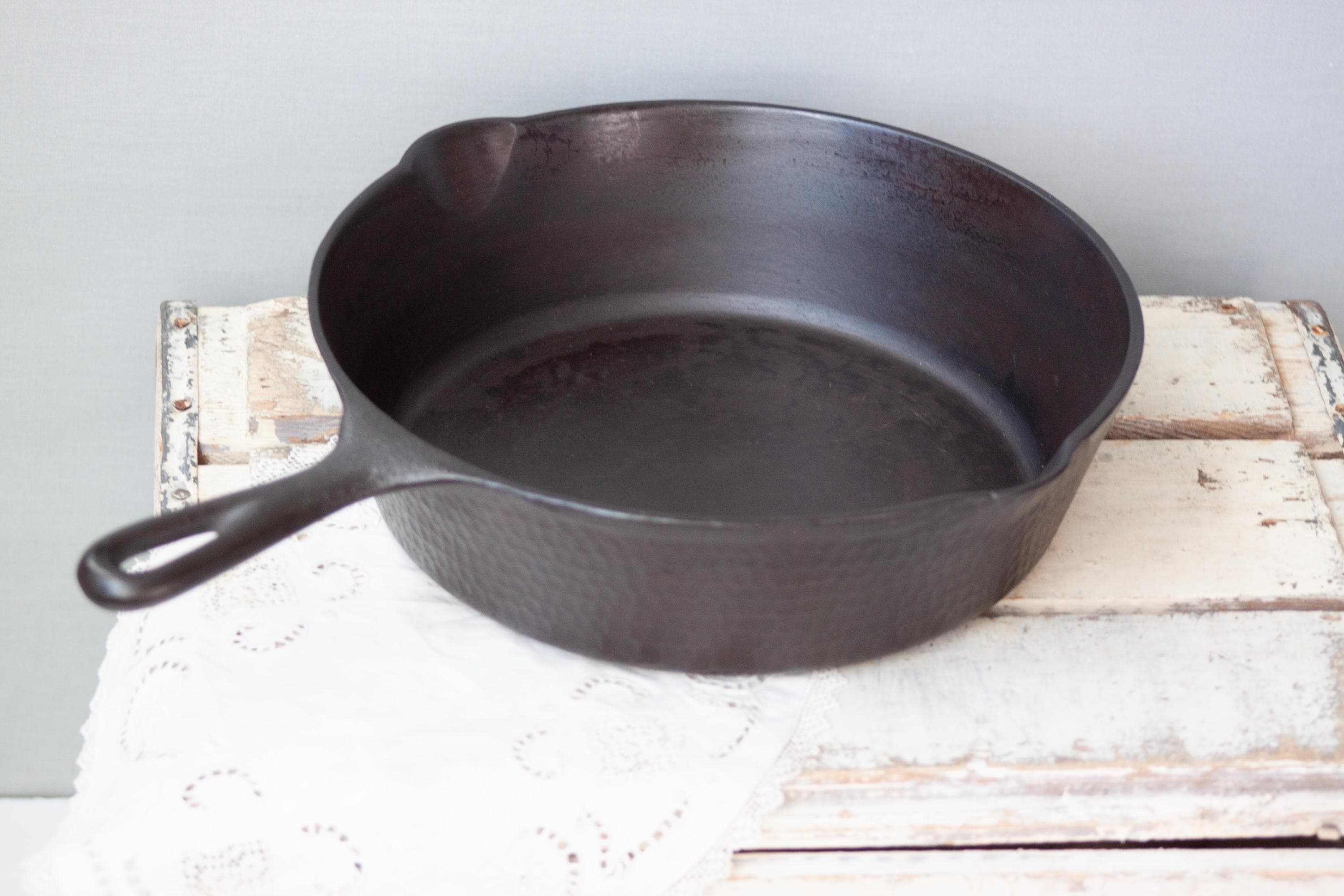 Unmarked Wagner Ware 10-1/2" Hammered Cast Iron Chicken Fryer Skillet ...
