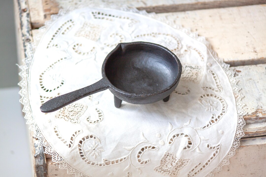 Cast Iron 3 Legged Mini Spider Skillet in Excellent Condition. - Etsy