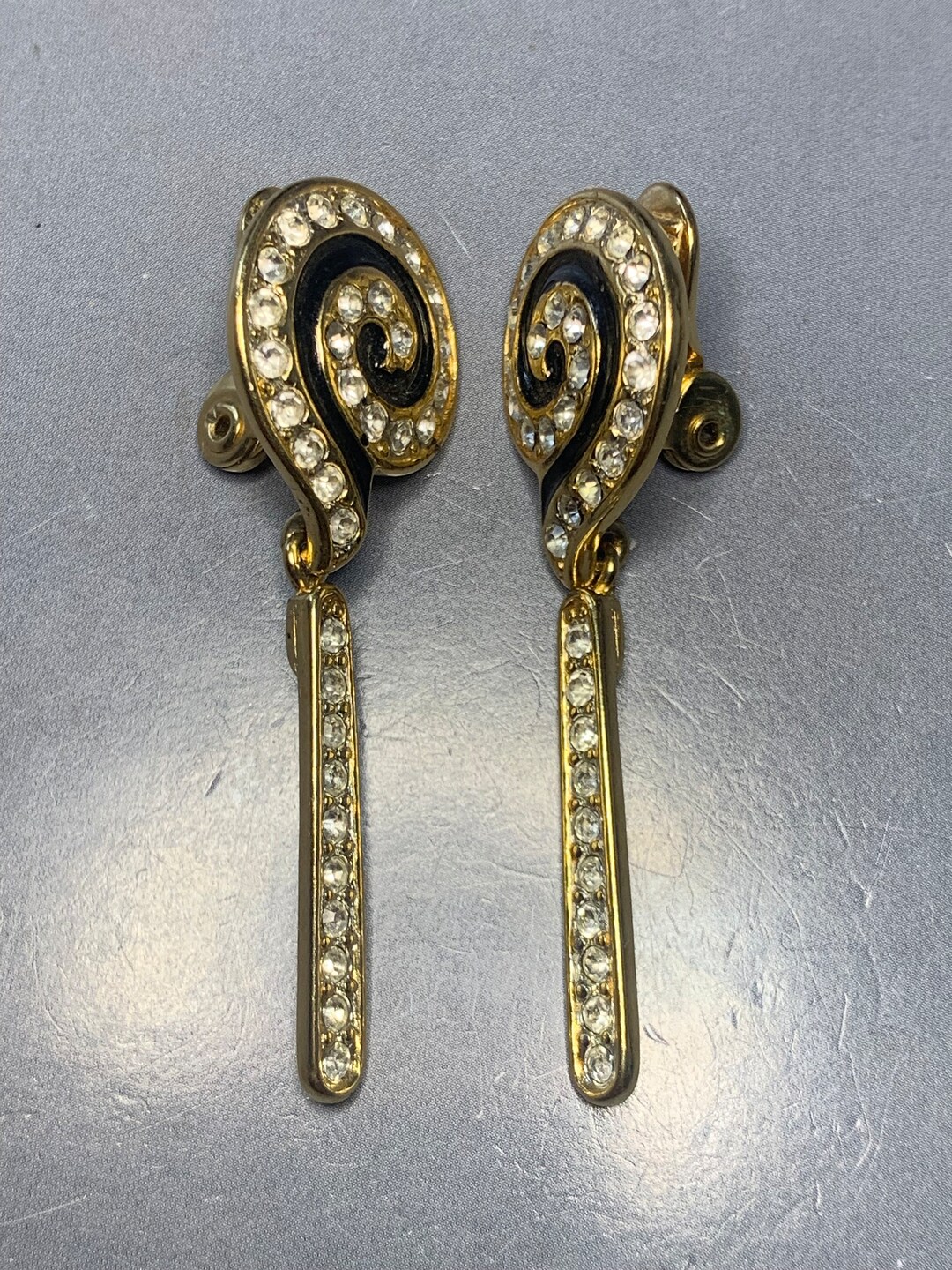 WUNDERSCHÖNE VINTAGE MONET Ohrhänger Tropfen Gold Schwarz Emaille Ohrclips Klassisch Avantgarde ...