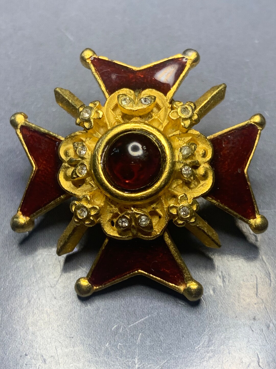 WONDERFUL LESLIE BLOCK Designer Maltese Cross Pin Brooch Gold Red ...