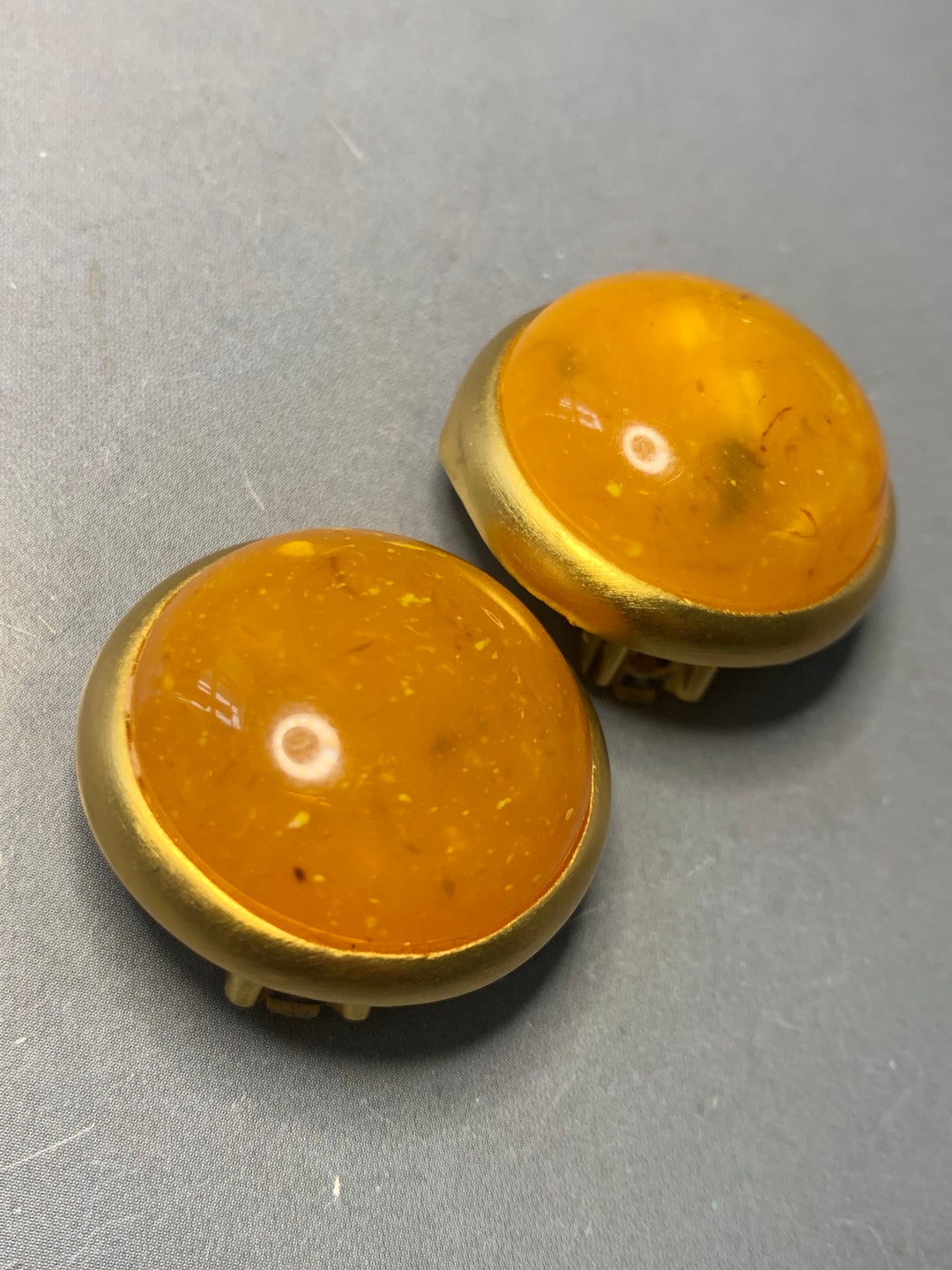 LOVELY VINTAGE BUTTERSCOTCH Resin Domed Cabochon Matte Gold Clip on ...