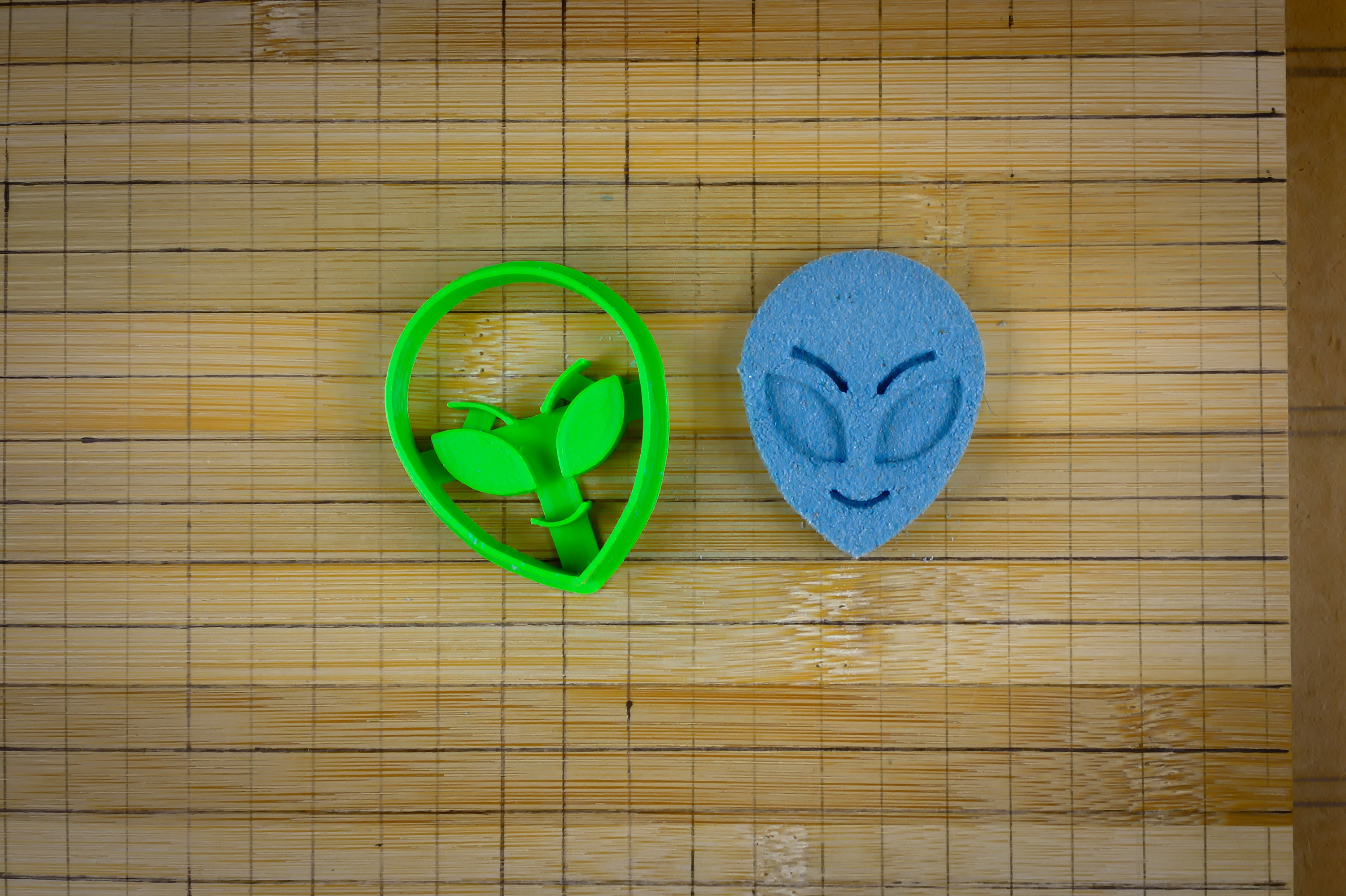 Alien face Cute alien Smiling alien Extraterrestrial | Etsy