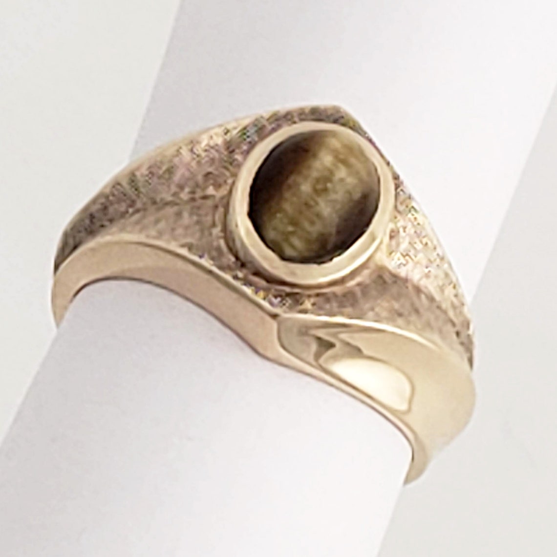 Vintage 10K Gold and Synthetic Cat's Eye Ring With Florentine Texture ...
