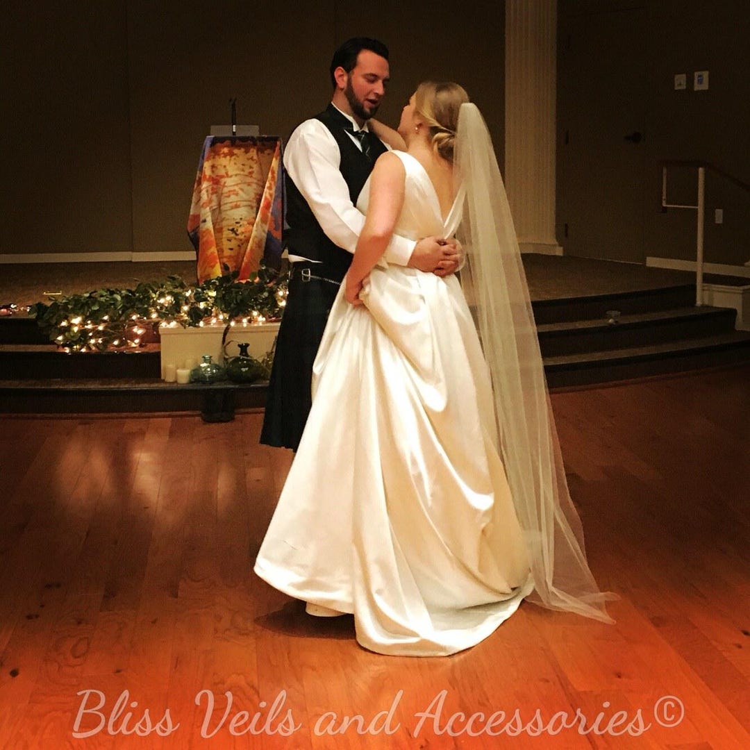 Soft Tulle Wedding Veil, One-tier Raw Edge Bridal Veil, Fingertip to ...