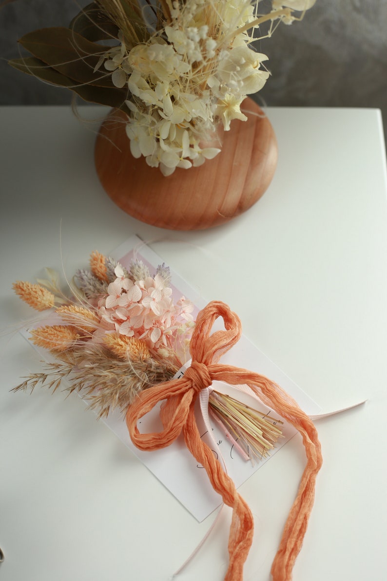 Bouquet da sposa in georgette tinto a mano, nastro in pura seta tinto a ...