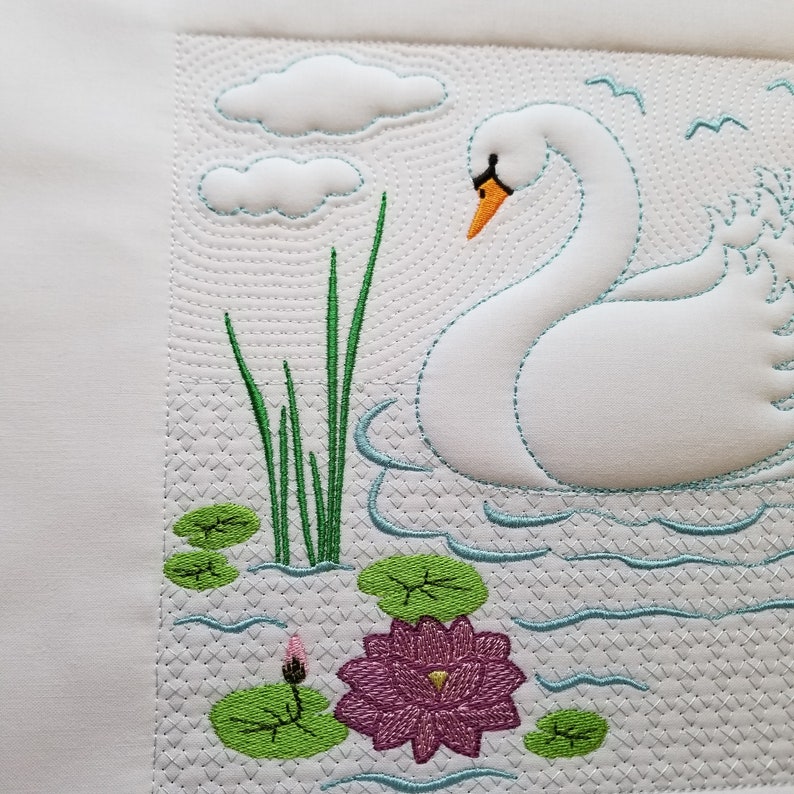 Desenho de bordado Lago dos Cisnes Trapunto. Bolsa de colcha de ...