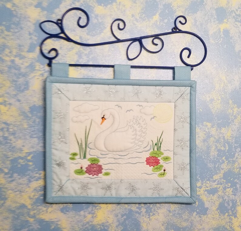 Desenho de bordado Lago dos Cisnes Trapunto. Bolsa de colcha de ...