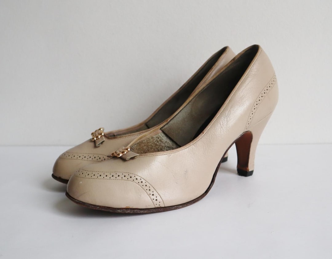 Sand Colored 50s Leather Shoes With Tiny Cut Outs & Bow With Golden ...