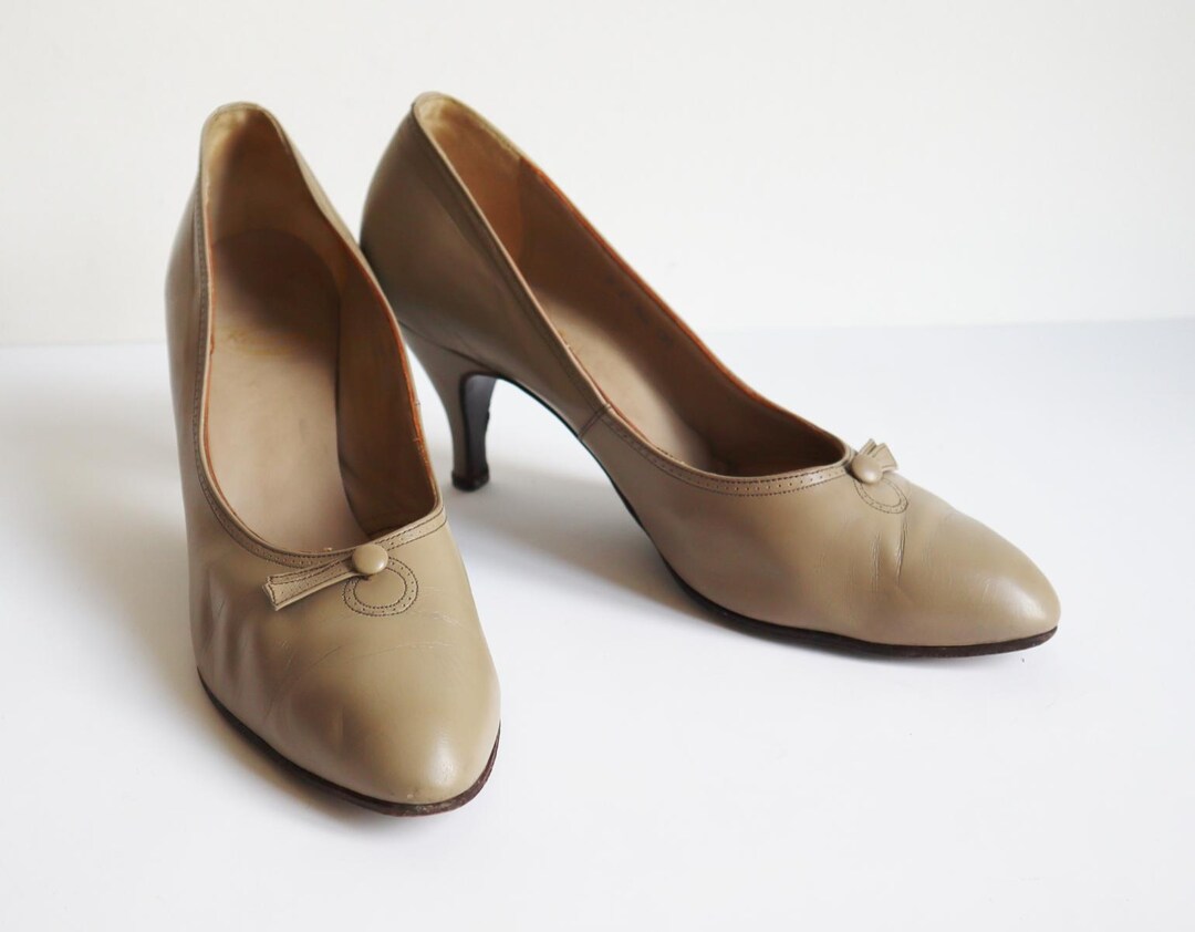 Sand Colored 50s60s Leather Shoes With Button Insert & Tiny Cut Outs ...