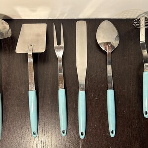 HPH Atomic Starburst White and Turquoise Blue Cooking Utensils - Set of ...